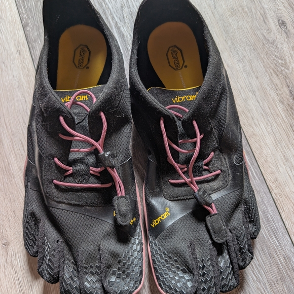 Vibram | Shoes | Vibram Womens Black And Pink Fivefingers Athletic ...